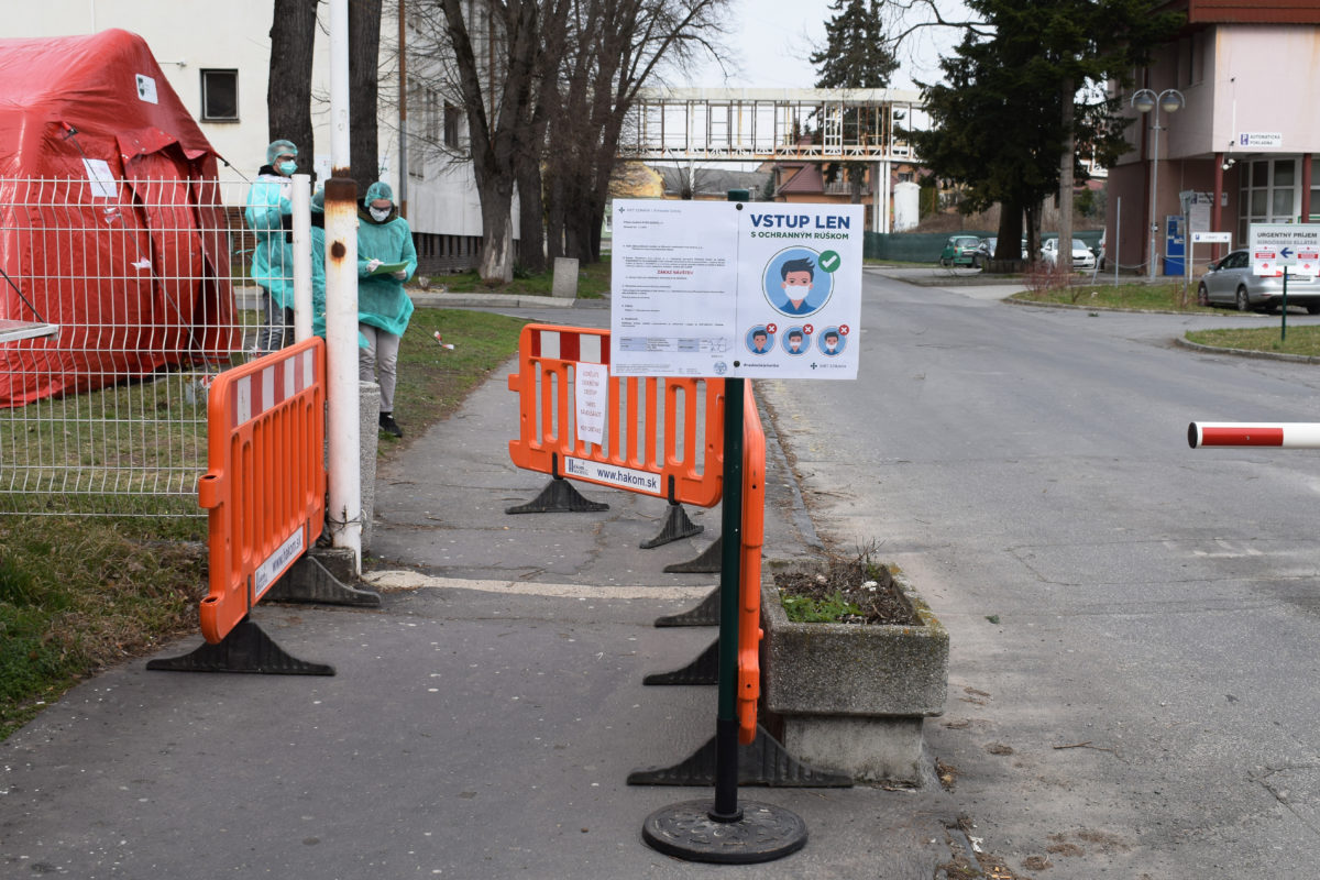 Pri vstupe do nemocnice zriadili zdravotnícky stan. Prejde ním každý pacient vstupujúci do areálu
