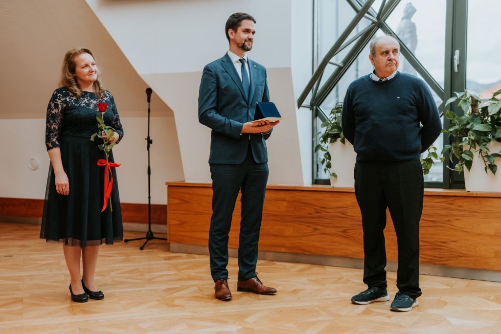 Kraj po štvrtý raz ocenil pedagógov za ich celoživotnú prácu, ocenenia sa dostali aj do rúk ...