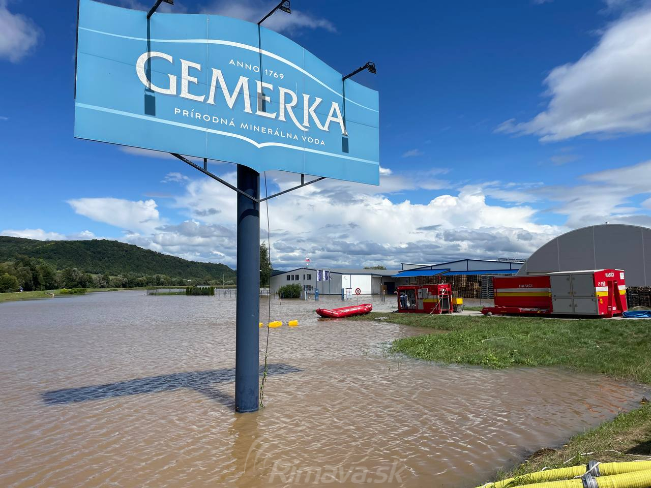 FOTO: Výrobný závod Gemerka skončil pod vodou, v Tornali zasadá krízový ...