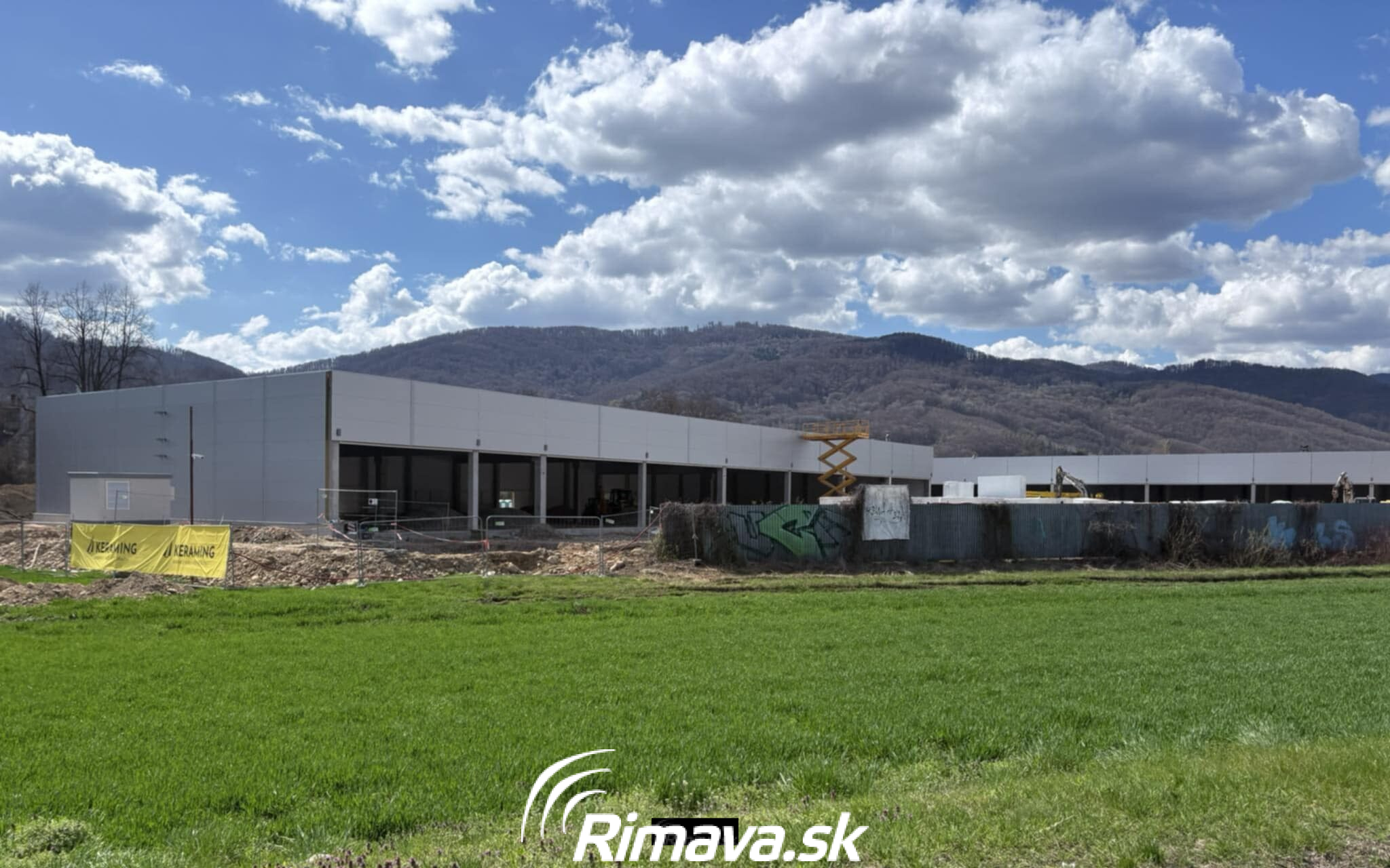 VIEME PRVÍ: V Revúcej vyrastá nové obchodné centrum, súčasťou má byť aj ...