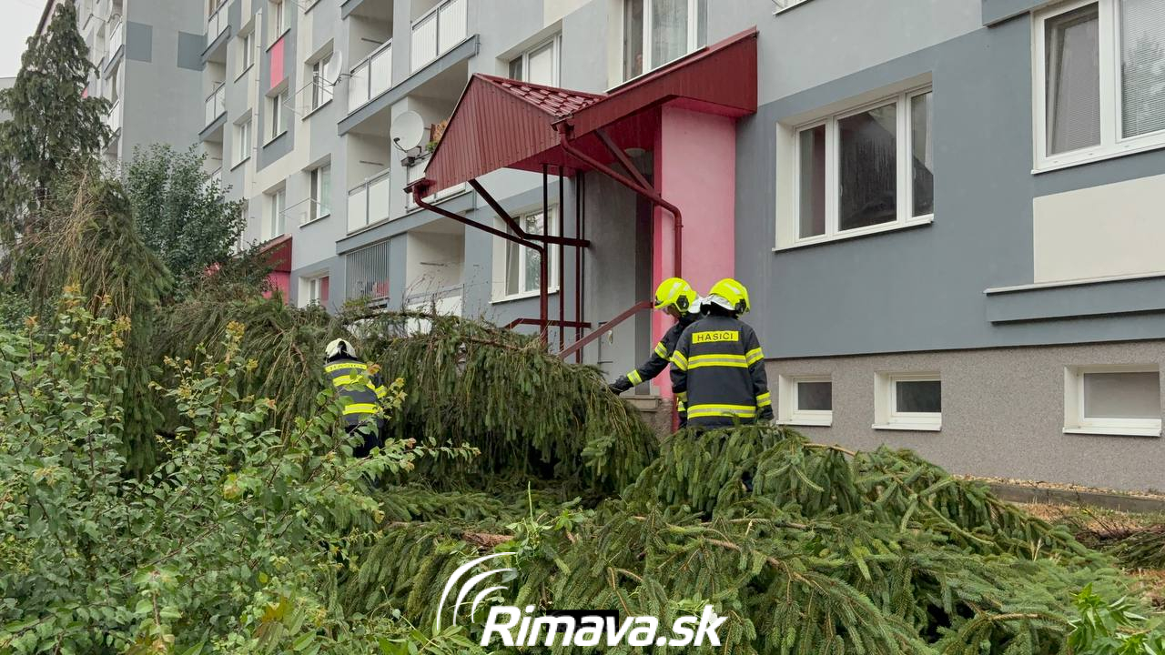 FOTO: Silný lejak ochromil Rimavskú Sobotu – vietor lámal stromy, búrka prevracala kontajnery