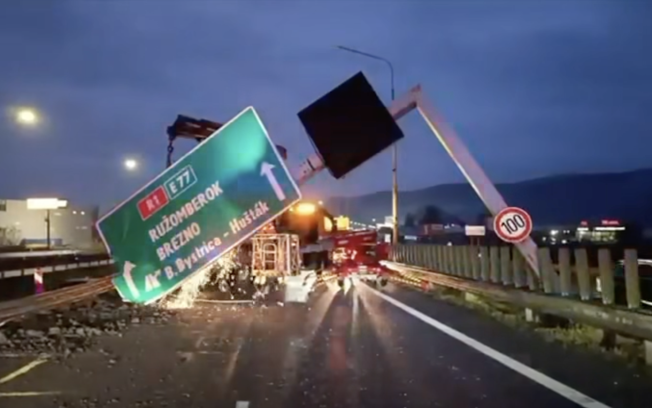 VIDEO: Prekážku na R1 odstránili, vjazd do Banskej Bystrice je bez obmedzení